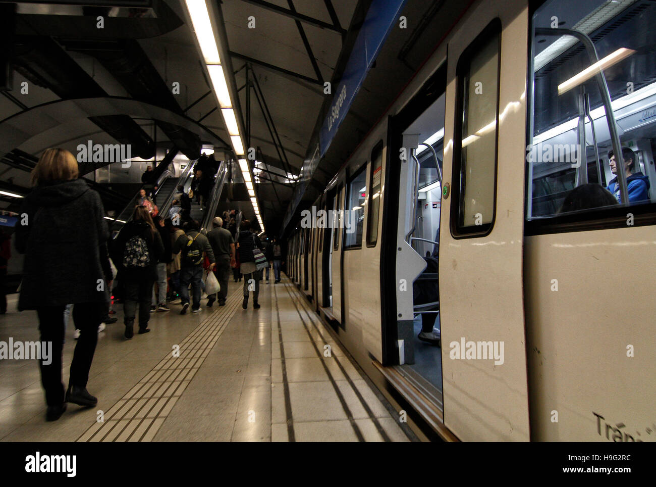 U bahn bus spur -Fotos und -Bildmaterial in hoher Auflösung – Alamy