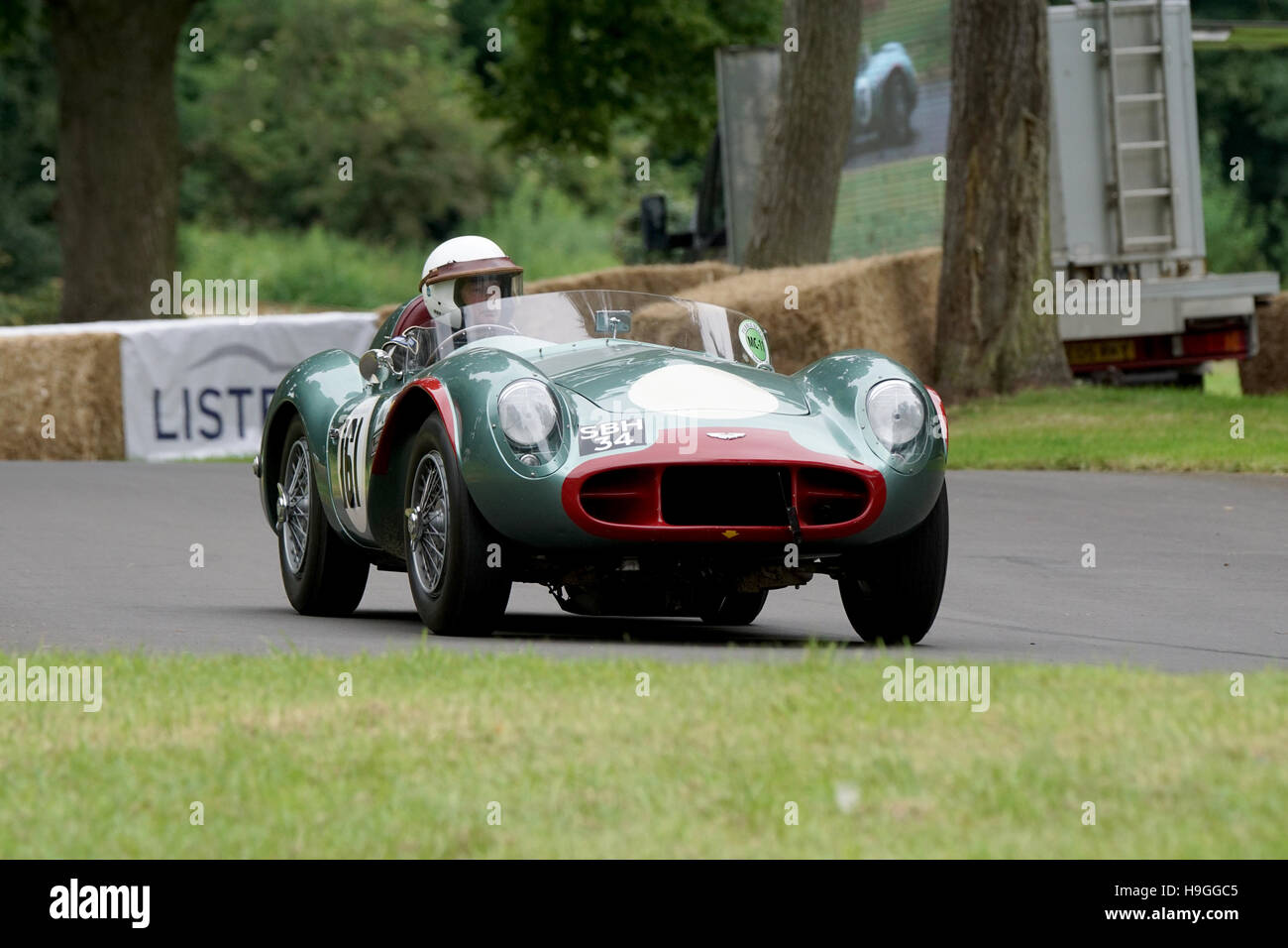 Roland Duce an Bord einer 1956 Aston Martin DB3/S bei Chateau Impney ...