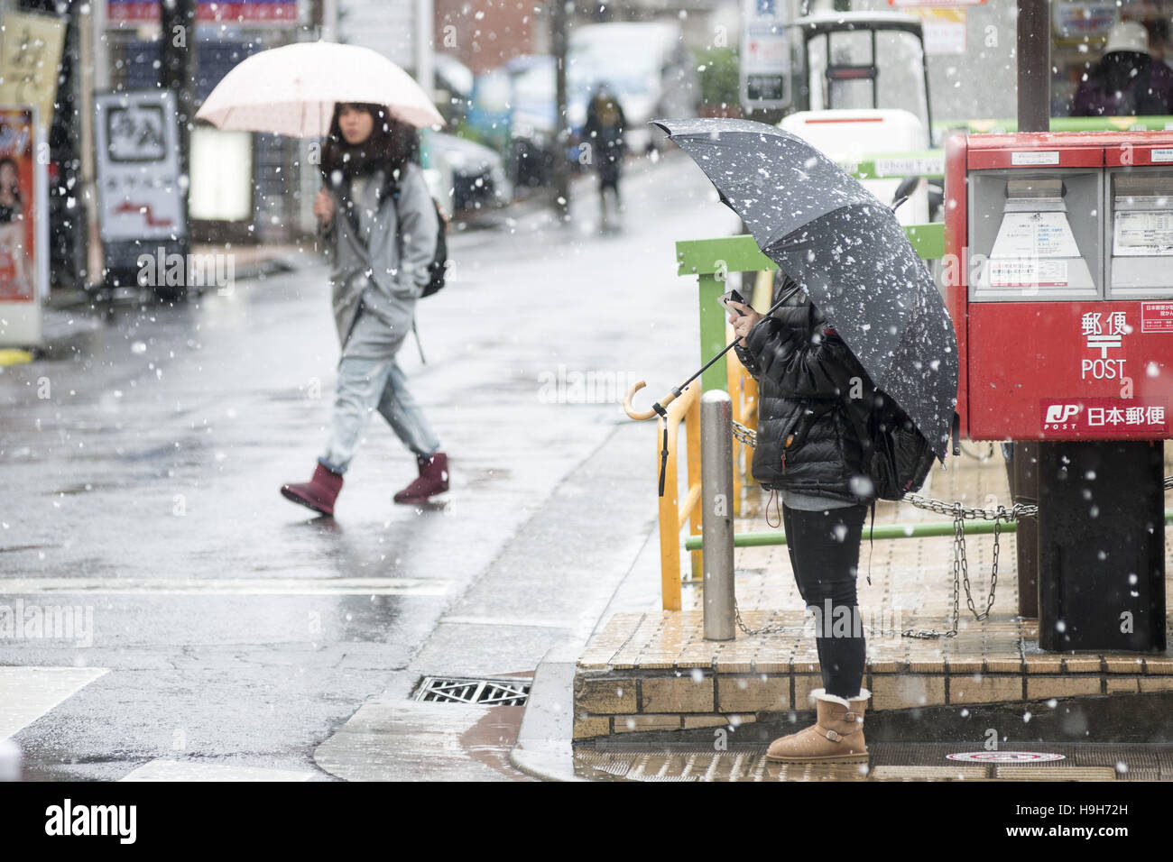 Tokyo, Tokyo, Japan. 24. November 2016. Schnee und Graupel in Tokio und ...
