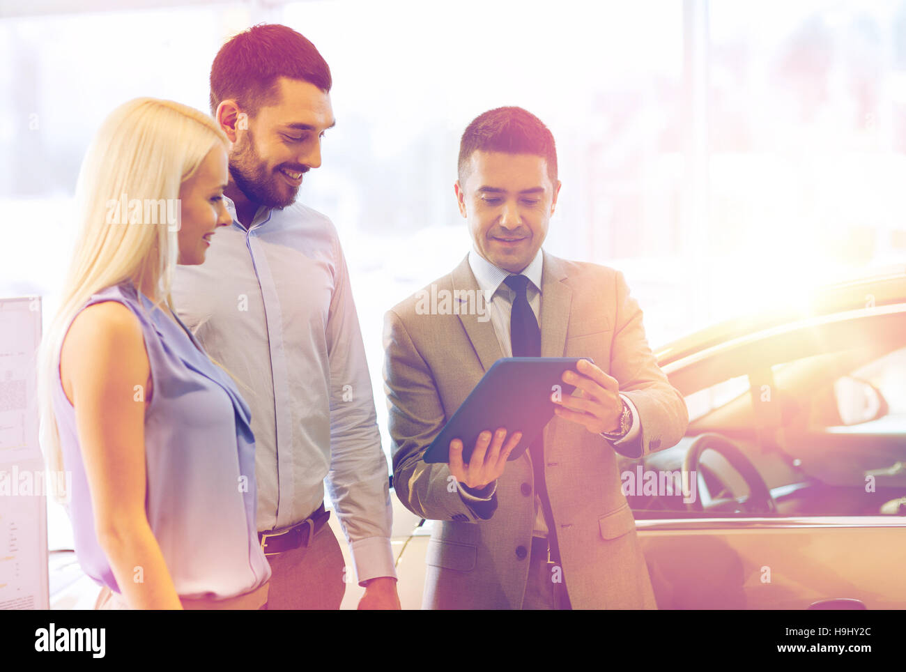 Brautpaar mit Autohändler in Automesse oder salon Stockfotografie - Alamy