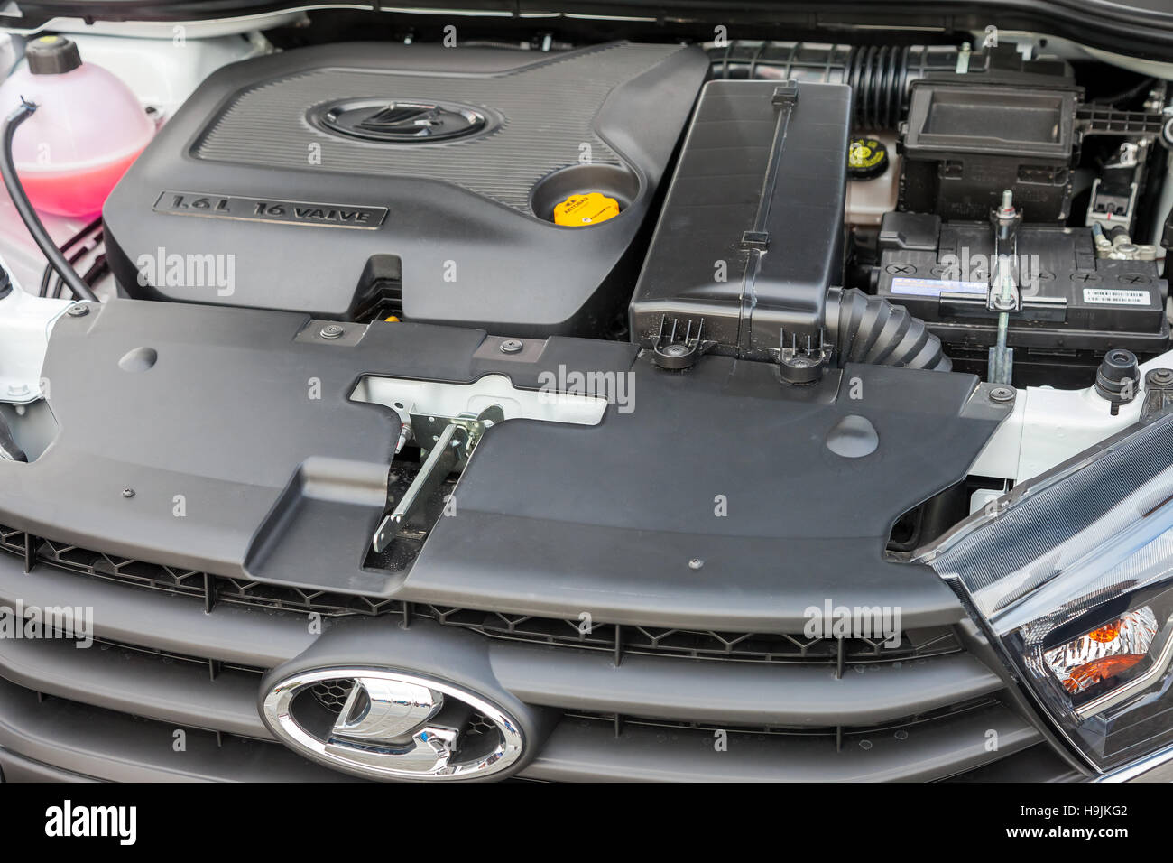 Haubenraum des neuen russischen Auto Lada XRAY. Lada ist ein russischer Autohersteller ...