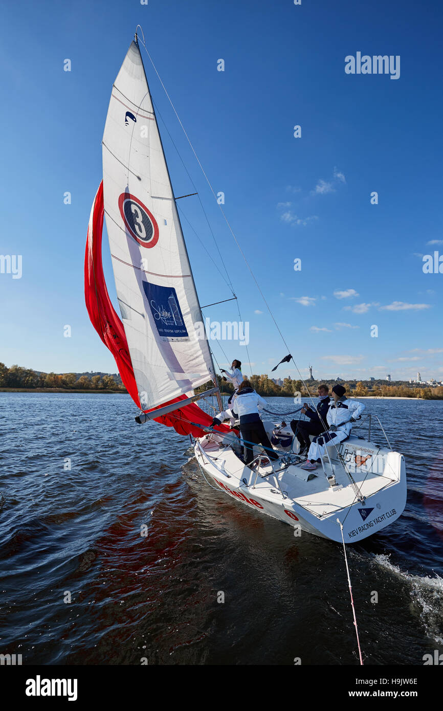Kiew, Ukraine - 30. September 2016: Segeln Yacht Trainingstag. Vor dem ...