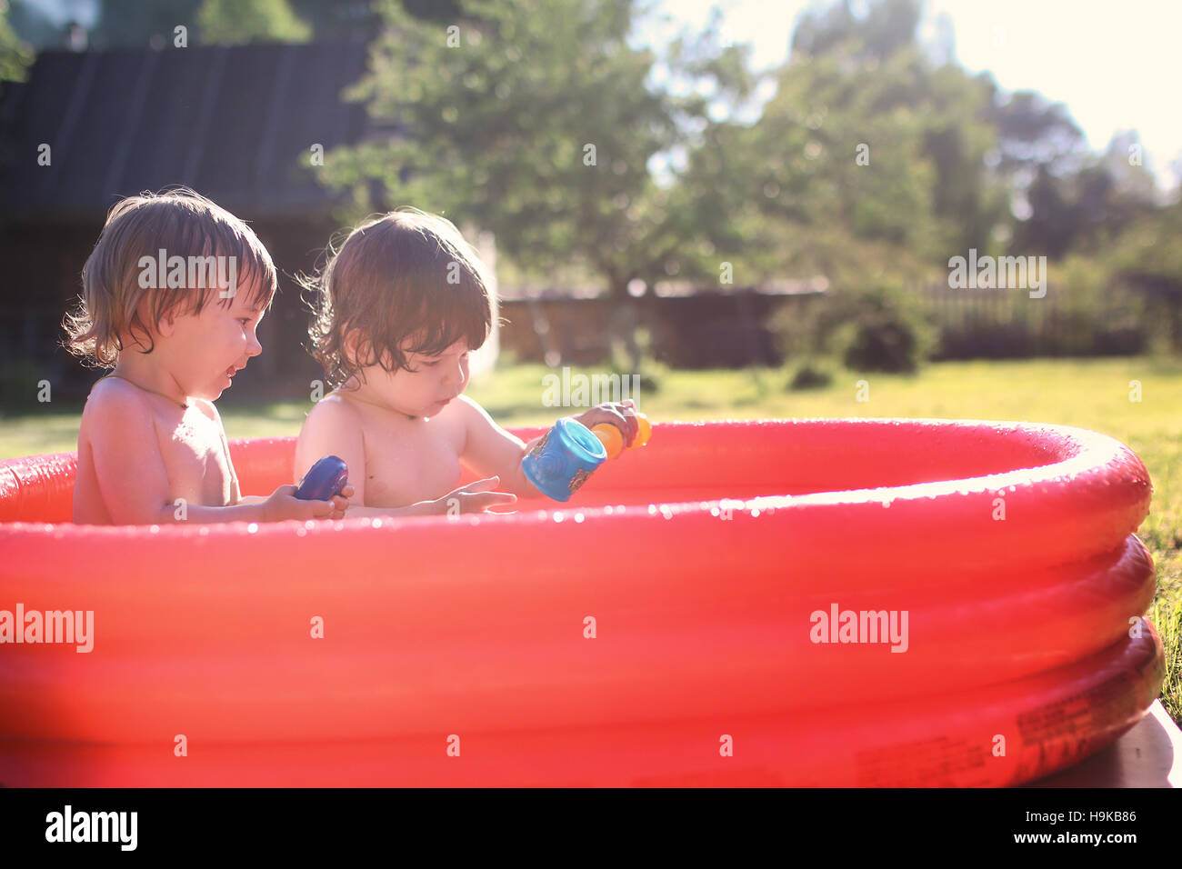 Kinder plantschen in der Badewanne im freien Stockfotografie - Alamy