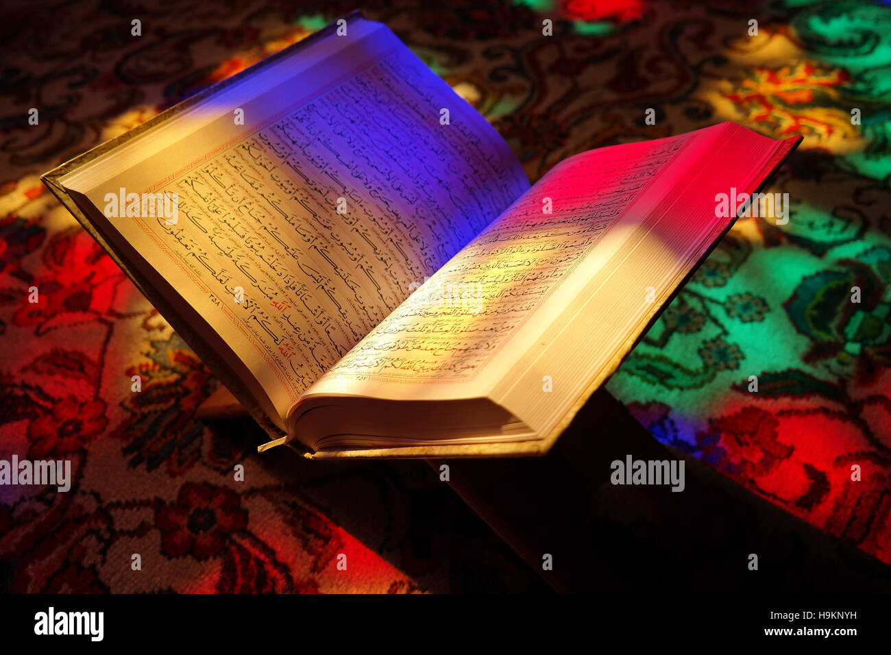 Der Heilige Koran, innen rosa Moschee oder Nasir-Ol-Molk, Shiraz, Iran ...