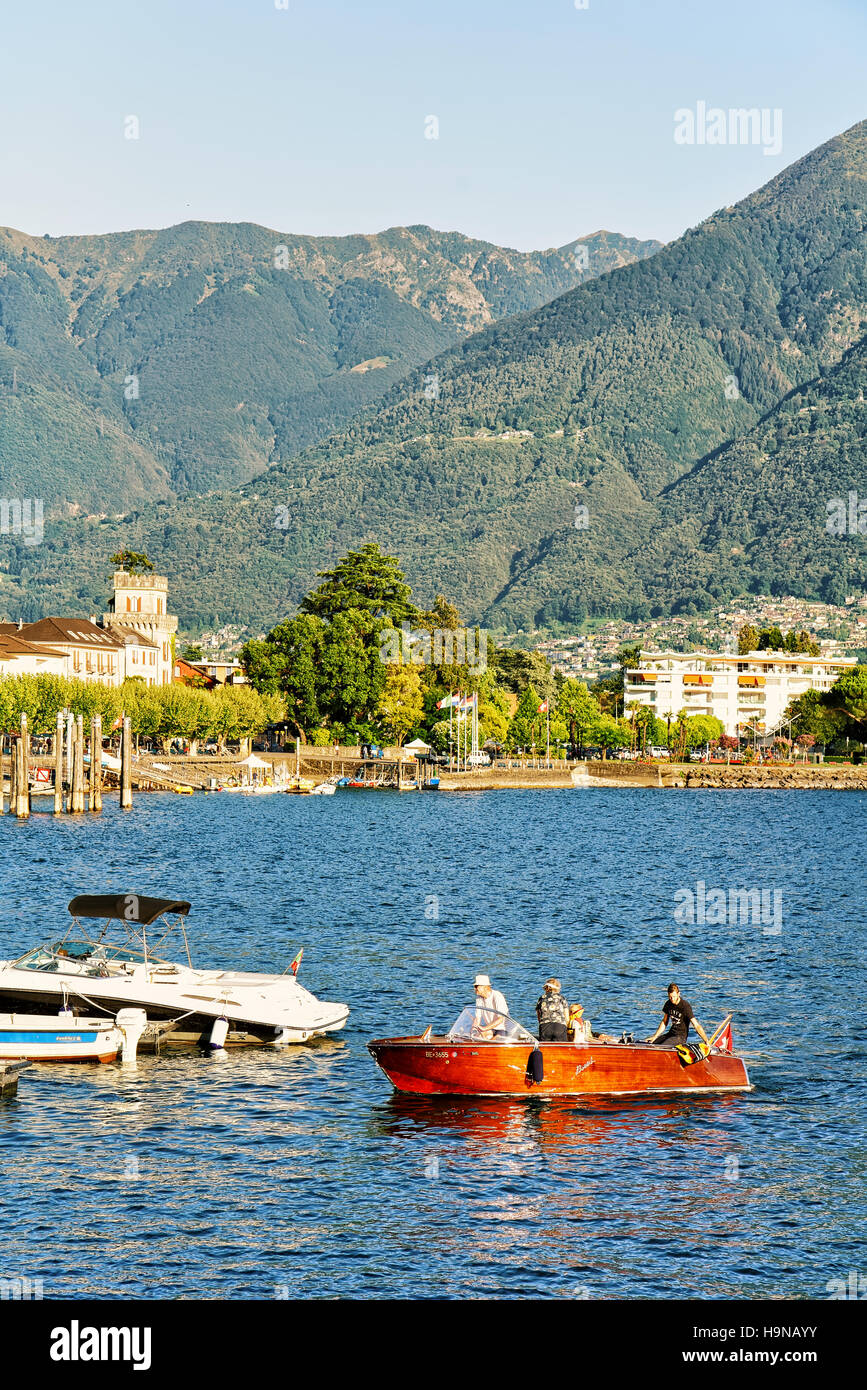 Ascona, Schweiz - 23. August 2016: Boote am Ufer der luxuriöse Resort ...