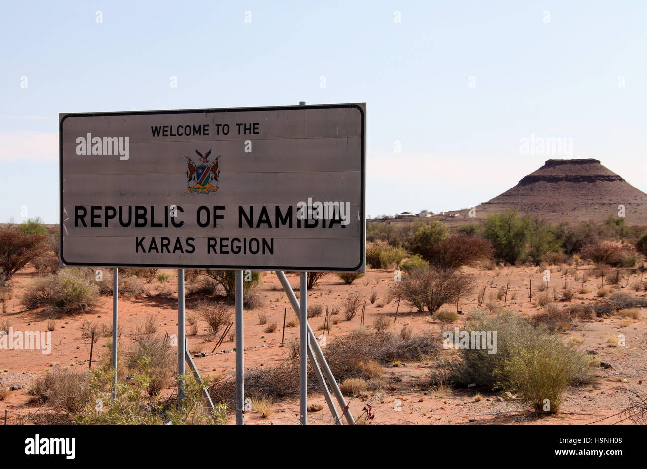 Namibian road sign -Fotos und -Bildmaterial in hoher Auflösung – Alamy