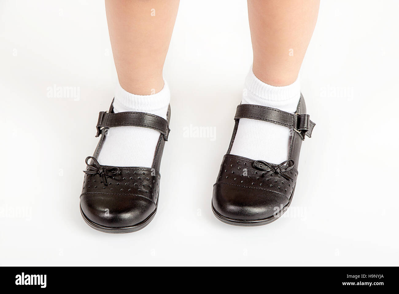 Junge Schule Studentin tragen schwarze Schuhe und weiße Socken ... Junge Schule Studentin tragen schwarze Schuhe und weiße Socken ...