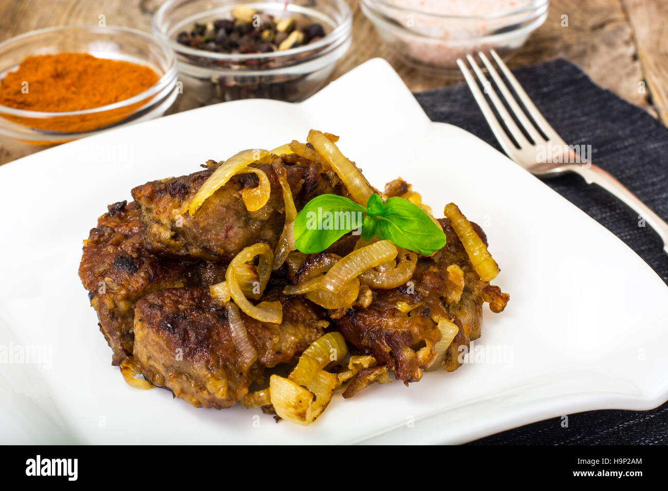 Gebratene Rinderleber mit Zwiebeln, Curry und Gewürzen. Studio Foto ...