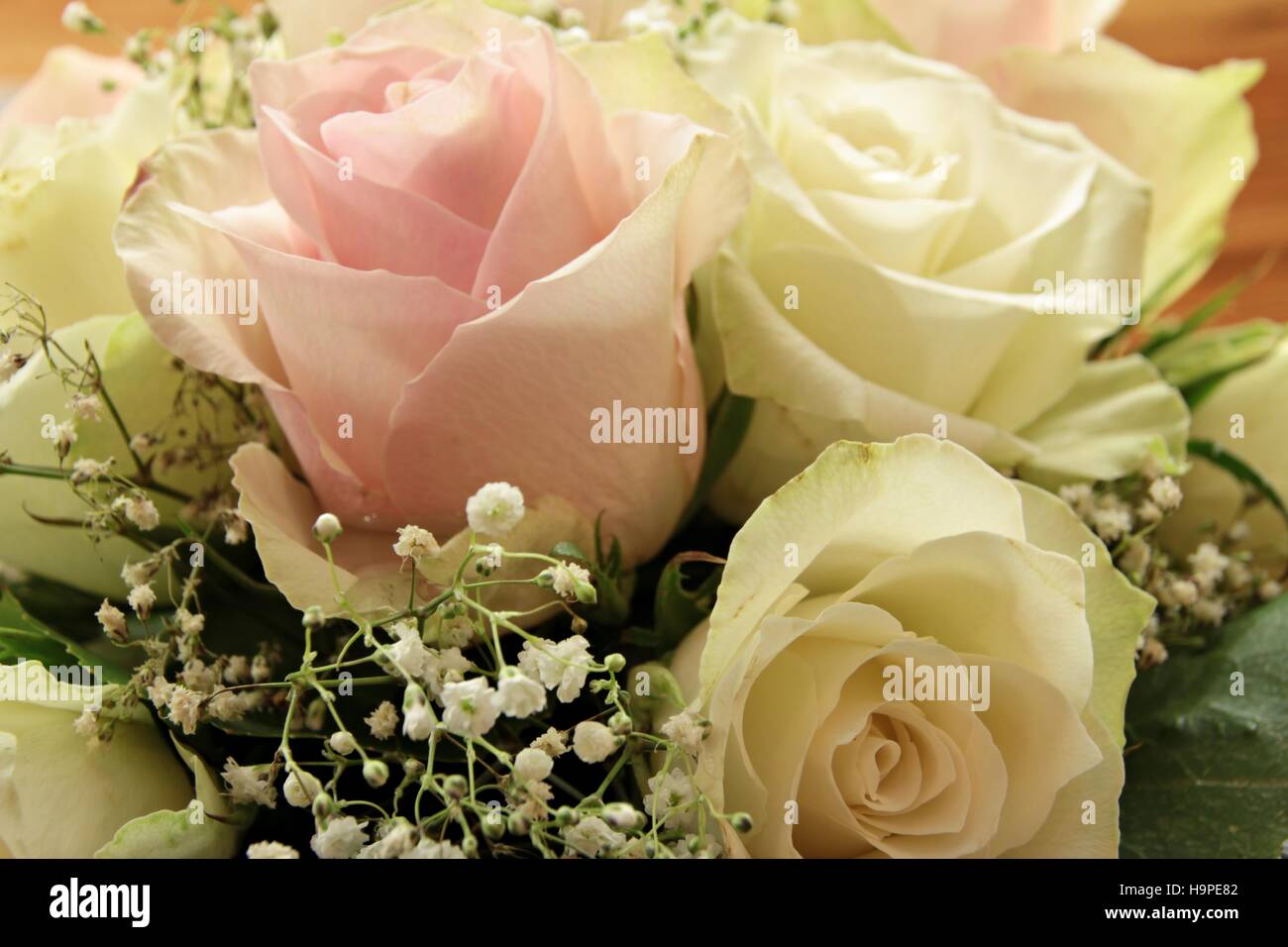 Gesteck mit Rosen Stockfotografie - Alamy
