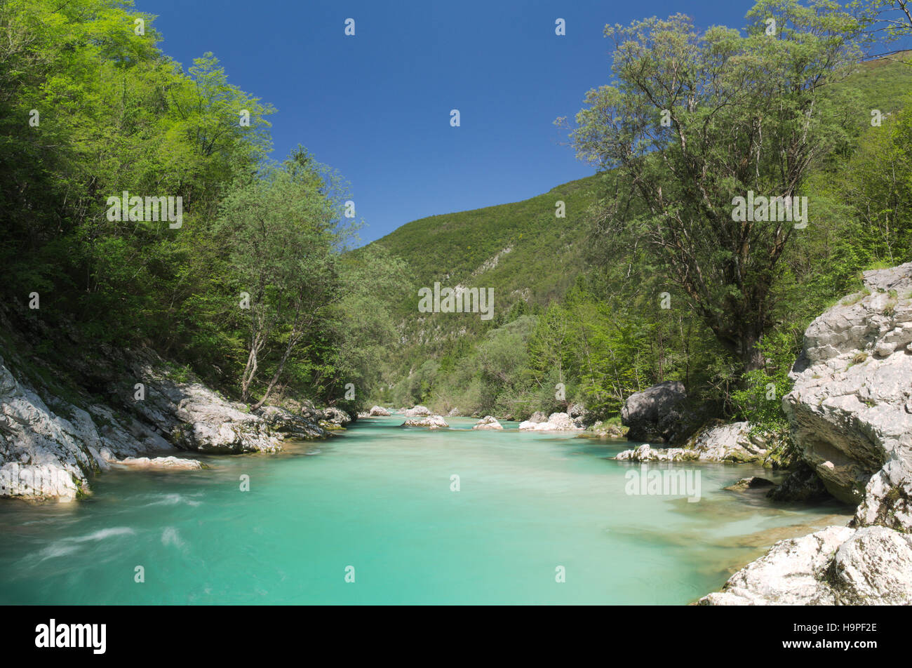 Blick auf den Fluss Soca (Isonzo) in der Nähe von Bovec, Slowenien ...