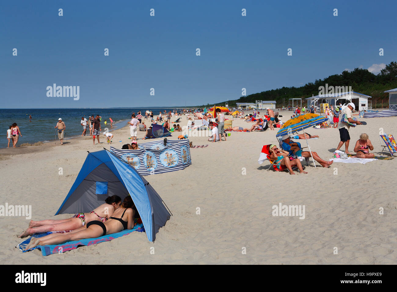 Menschen sonnenbaden am kleinen strand -Fotos und -Bildmaterial in ...