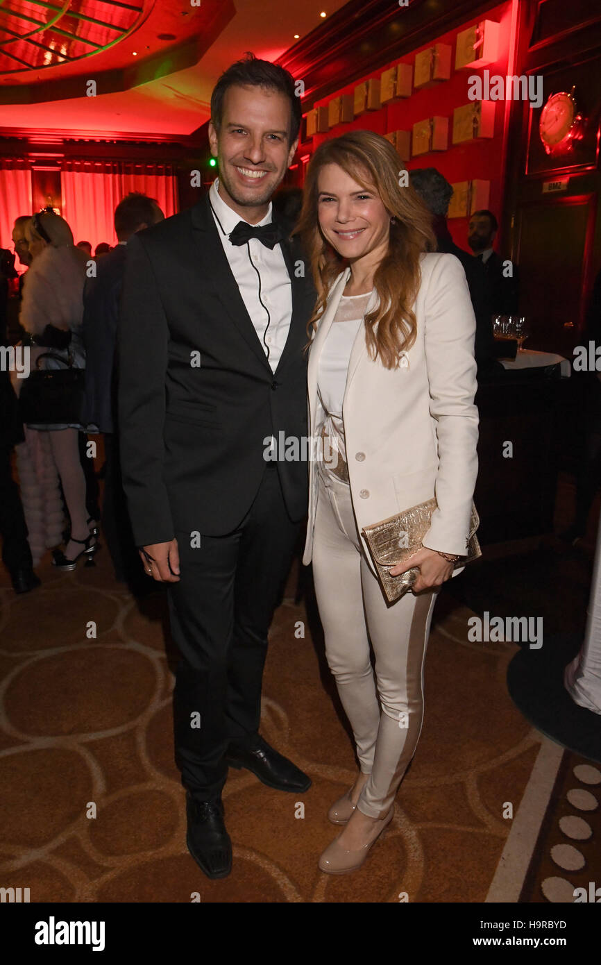 München, Deutschland. 24. November 2016. Schauspieler Florian Stadler und Silke Popp stellen ...