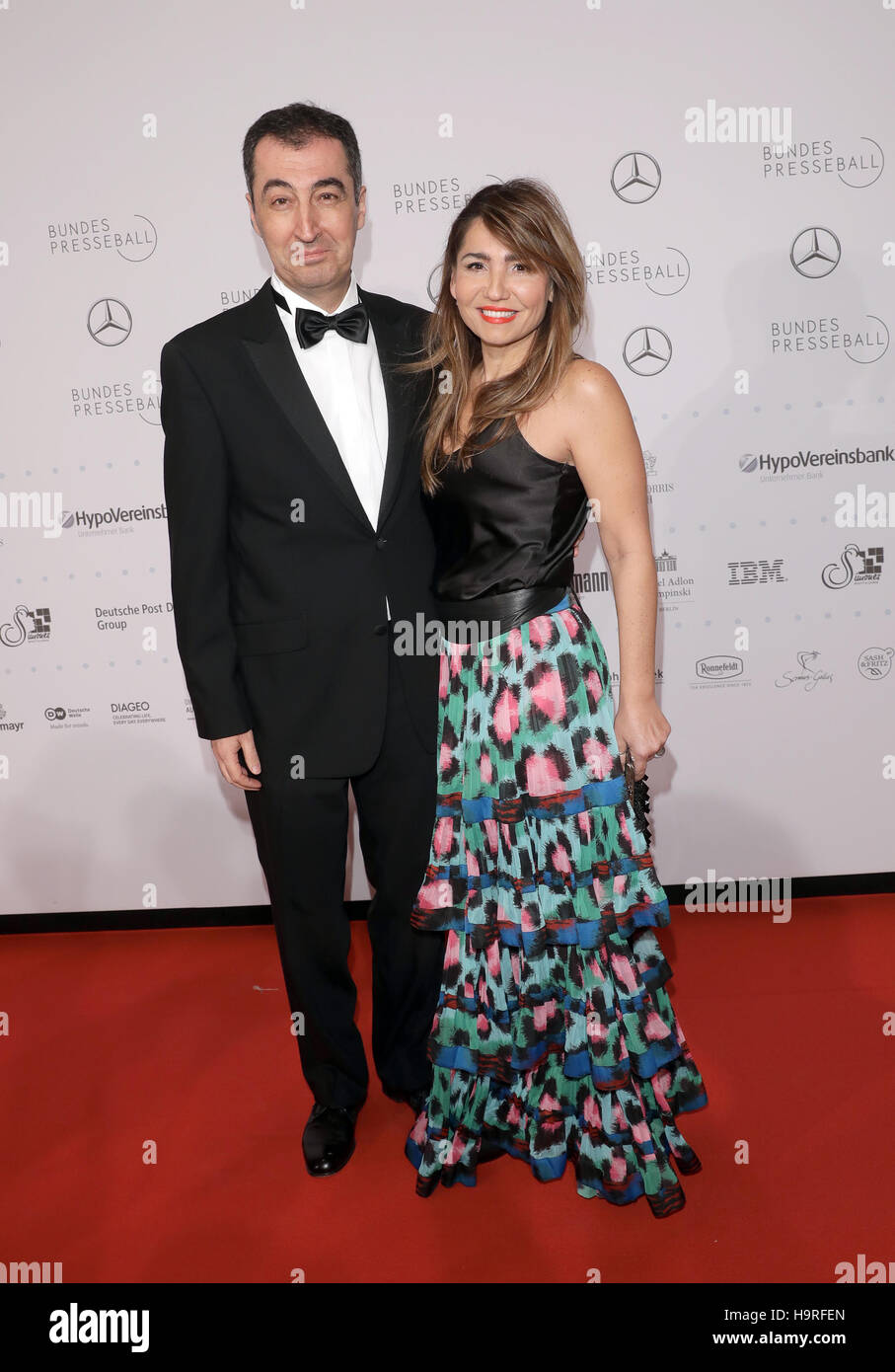 Berlin, Deutschland. 25. November 2016. Cem Oezdemir und seine Frau Pia ...