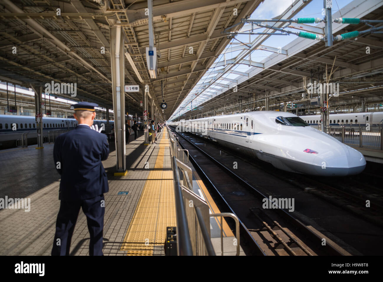 Shinkansen-Hochgeschwindigkeitszug, Zug Ankunft am Bahnhof Shin Osaka ...