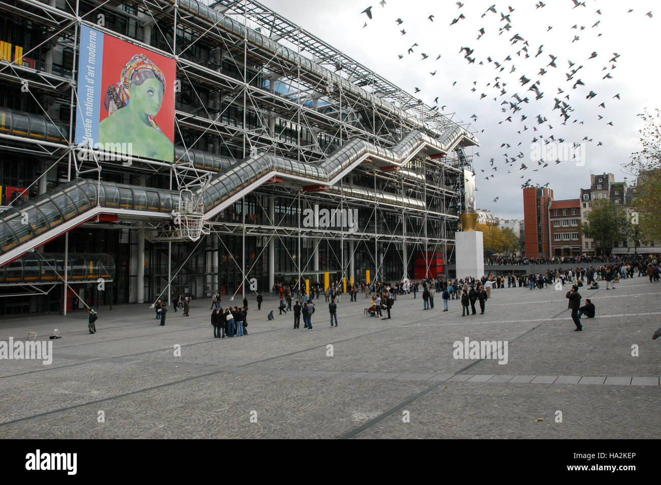 Paris, Frankreich - 1. November 2002: Passanten vor dem Centre Georges ...