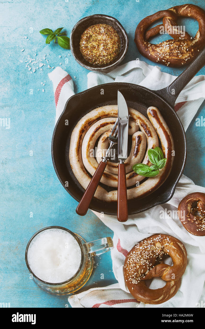 Gebratene Wurst mit Bier und Brezeln Stockfotografie - Alamy