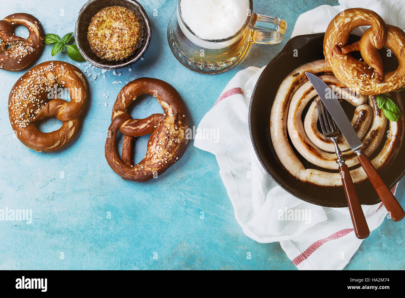 Gebratene Wurst mit Bier und Brezeln Stockfotografie - Alamy