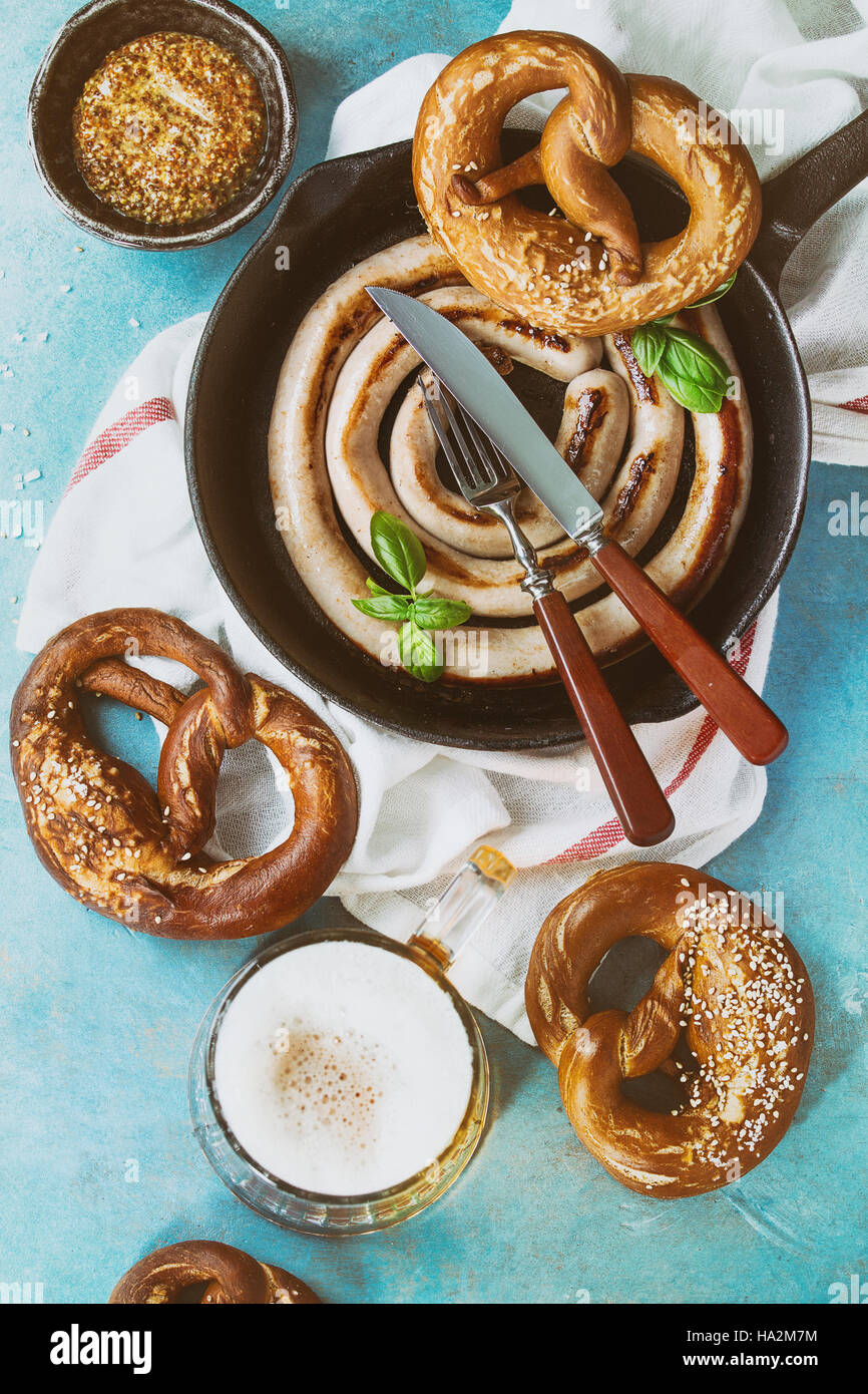Gebratene Wurst mit Bier und Brezeln Stockfotografie - Alamy