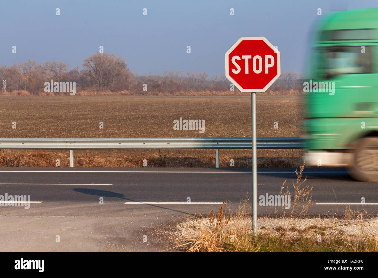 Stop-Schild am Scheideweg. Landstraße. Fahren Sie auf der Hauptstraße ...