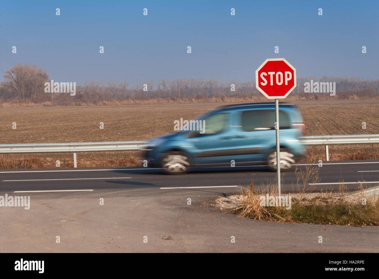 Stop-Schild am Scheideweg. Landstraße. Fahren Sie auf der Hauptstraße ...