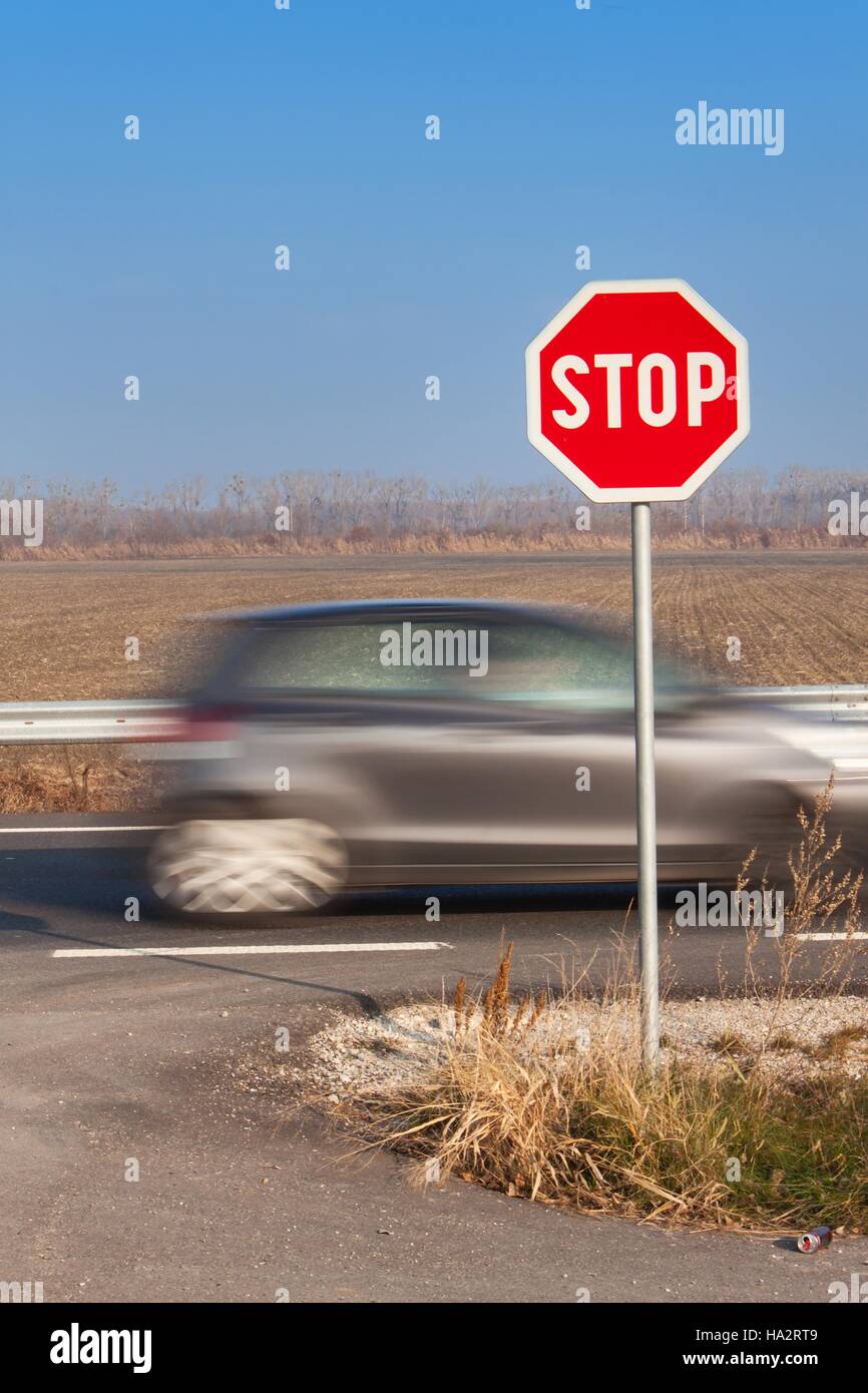 Stop-Schild am Scheideweg. Landstraße. Fahren Sie auf der Hauptstraße ...