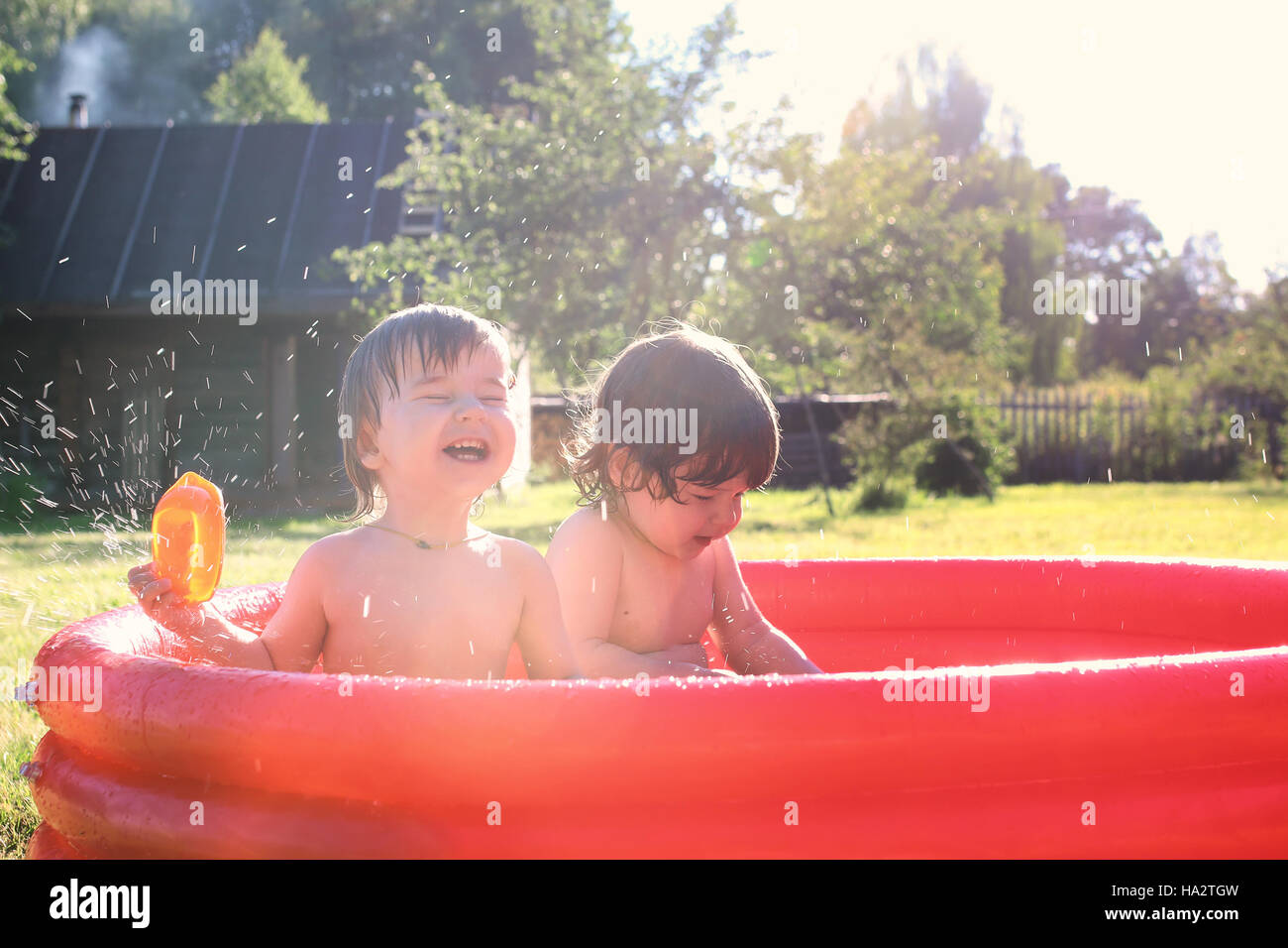 Kinder plantschen in der Badewanne im freien Stockfotografie - Alamy