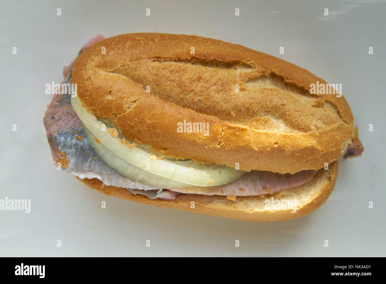 Matjes-Brötchen. Frischer Hering Brötchen mit einer Scheibe Zwiebel ...