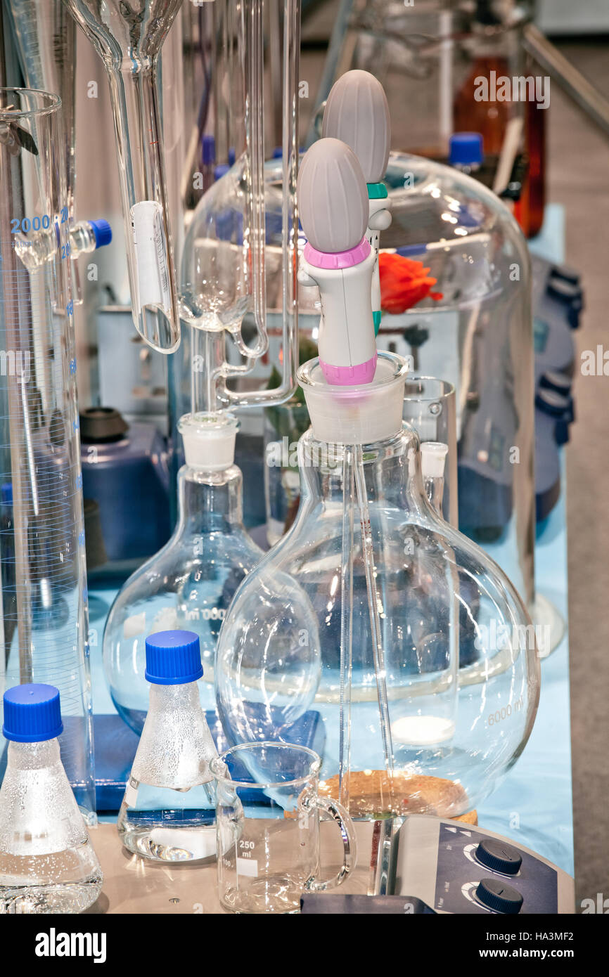 Chemistry lab liquid measuring -Fotos und -Bildmaterial in hoher ...
