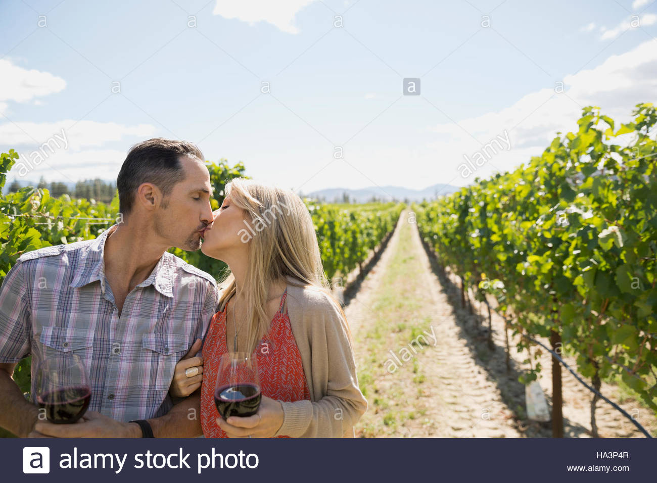 Paar steht wein trinken -Fotos und -Bildmaterial in hoher Auflösung – Alamy