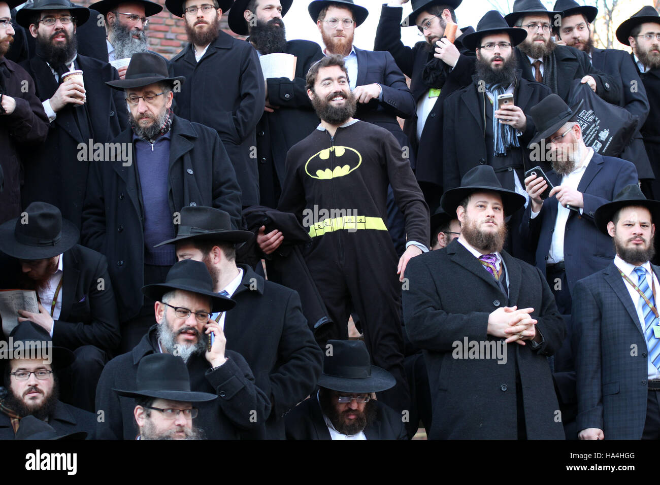 26. November 2016 sind - New York, New York, USA - Rabbiner unter einem ...