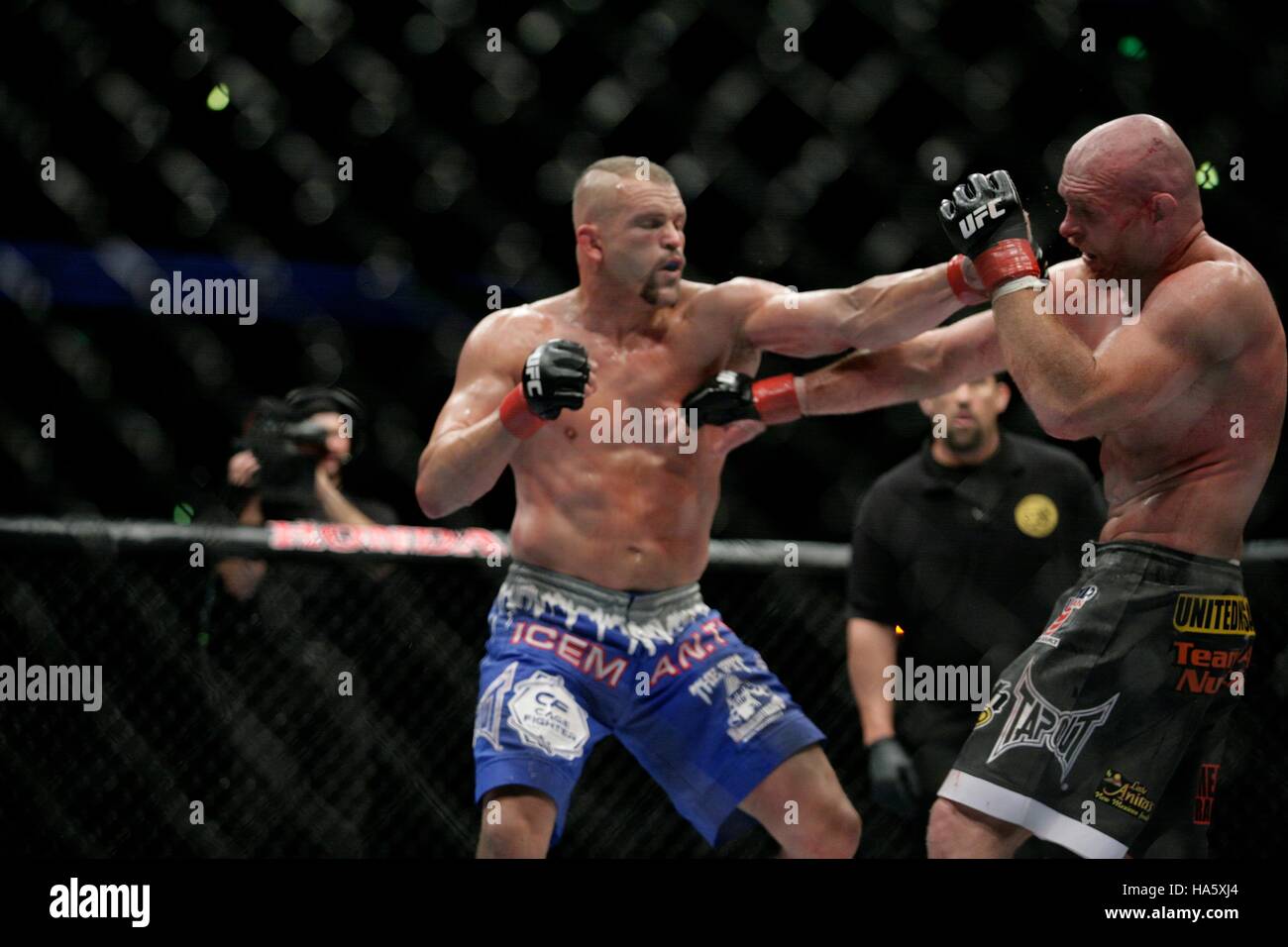 Chuck Liddell, kämpft Keith Jardine bei UFC 76 links, während ein mixed ...