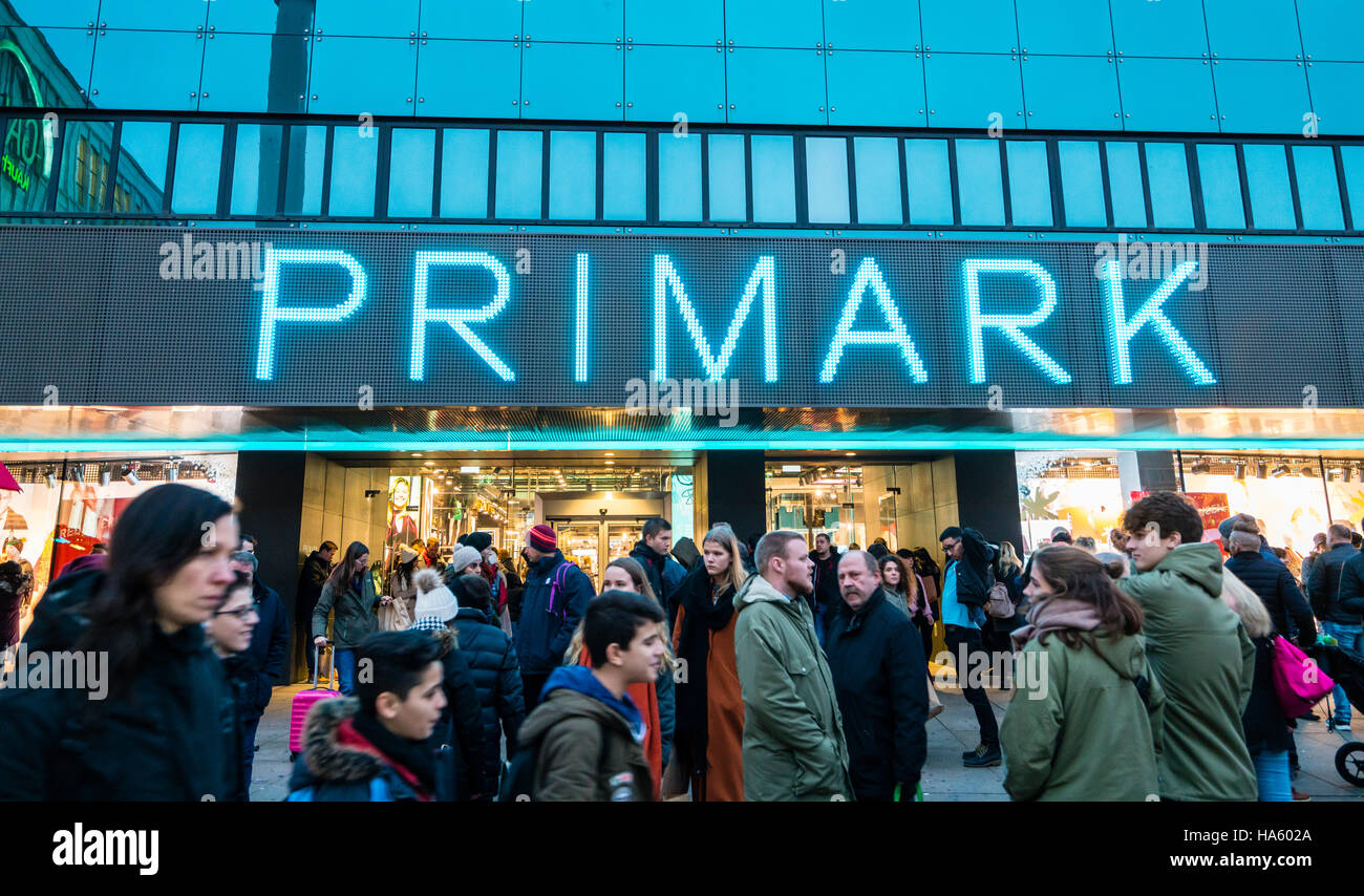 Primark Store Am Alexanderplatz In Berlin Deutschland Stockfotografie primark-store-am-alexanderplatz-in-berlin-deutschland-stockfotografie