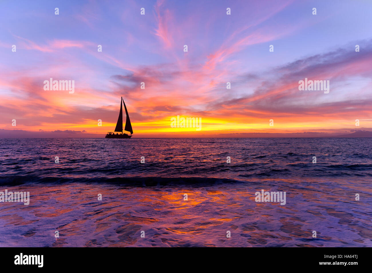 Segelboot silhouette -Fotos und -Bildmaterial in hoher Auflösung – Alamy