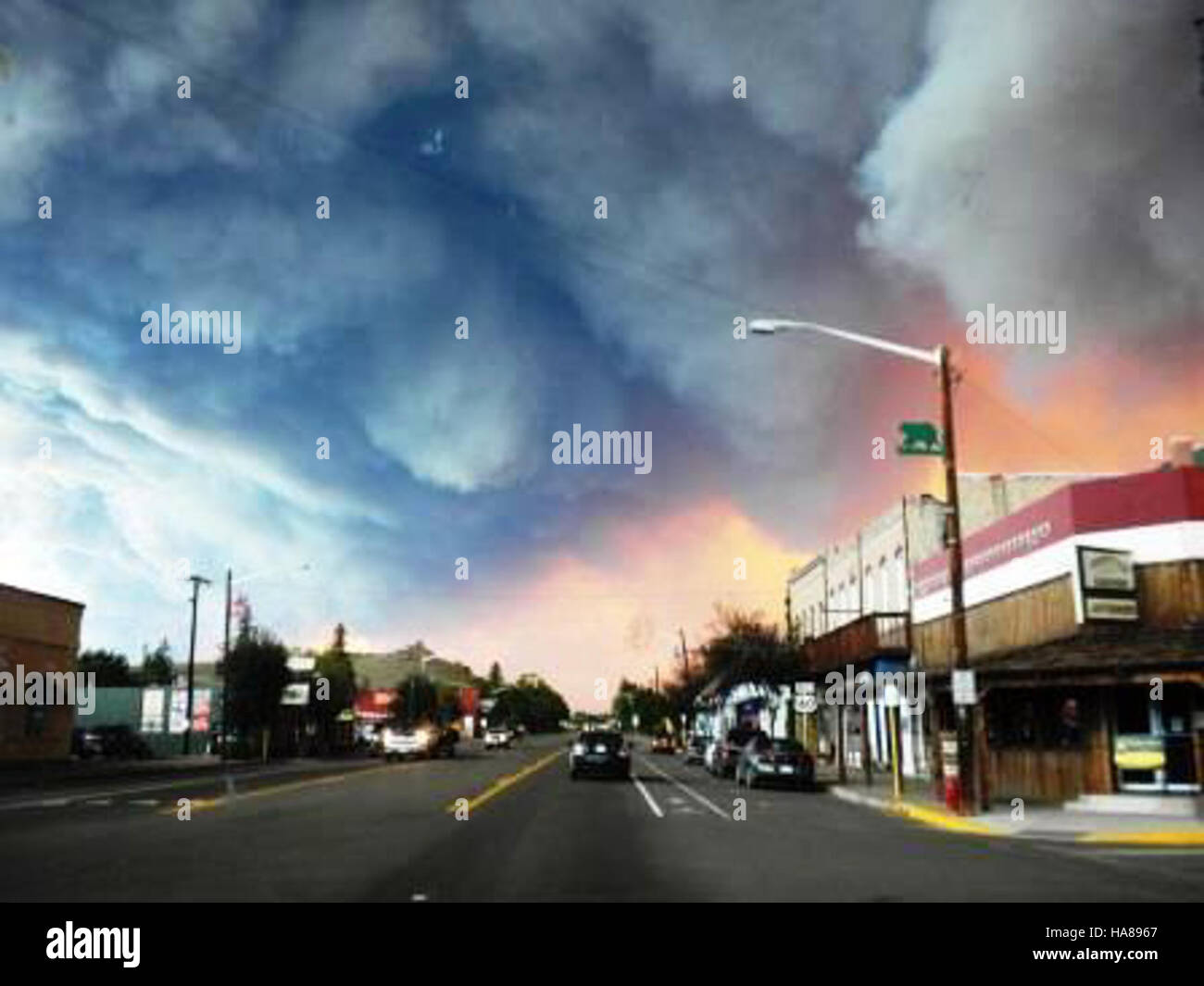 Dieses Bild zeigt mehrere bedeutende Waldbrände, einschließlich des ...