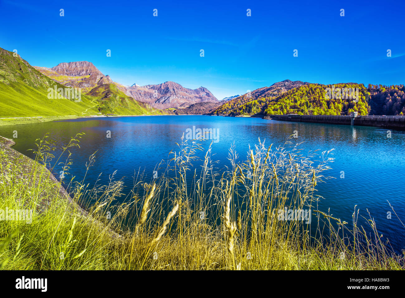 Blick auf See Ritomsee in Piora, Kantons Tessin in der Schweiz mit ...