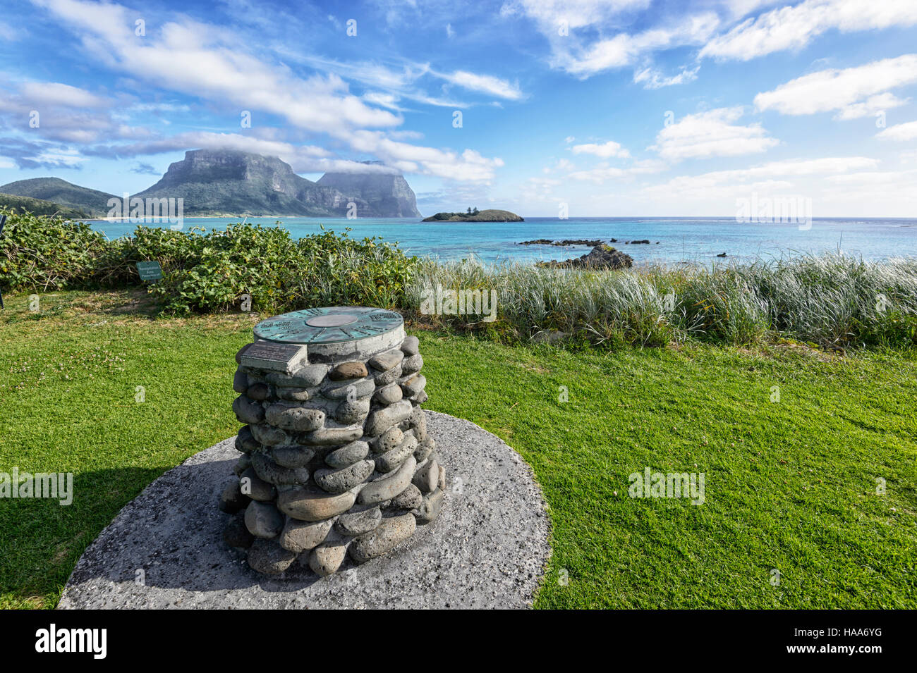 Sonnenuhr mit Blick auf die Lagune, mit Mt Gower und Mt Lidgbird in der ...