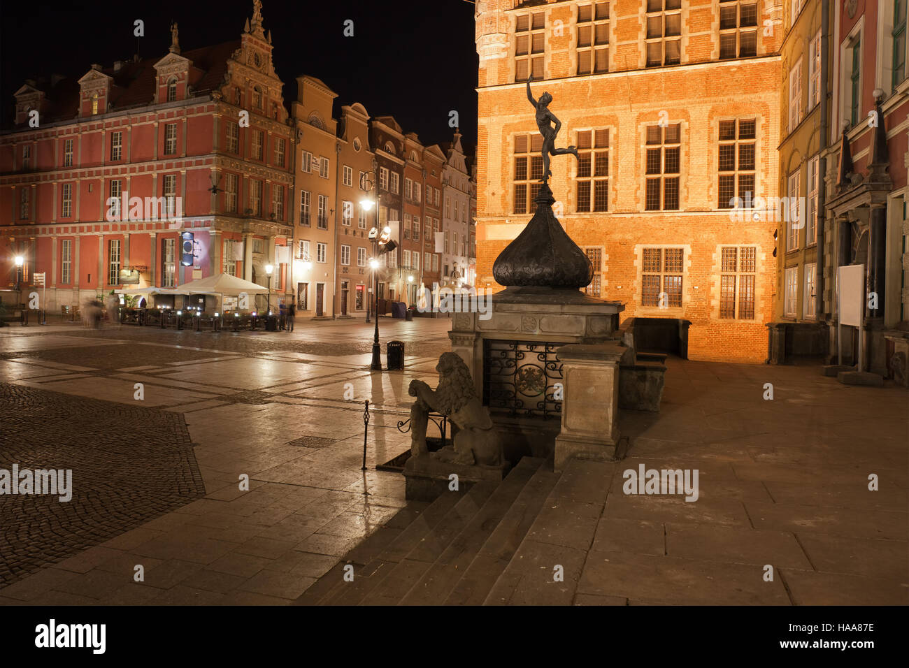 Altstadt von Danzig bei Nacht in Polen, historische Innenstadt, lange ...