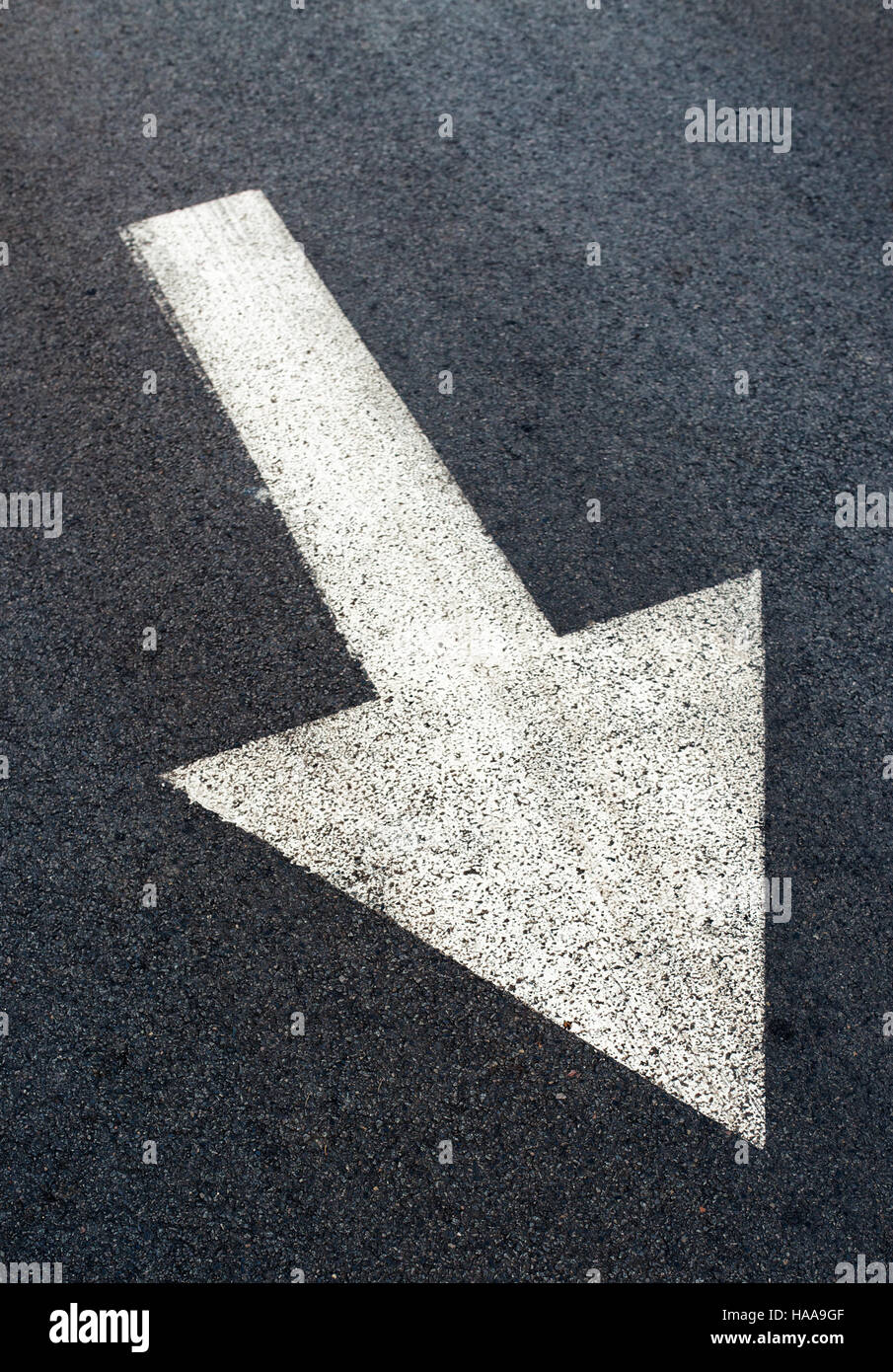 Weißer Pfeil auf Asphaltstraße, Verkehrszeichen, Markierungen auf der ...