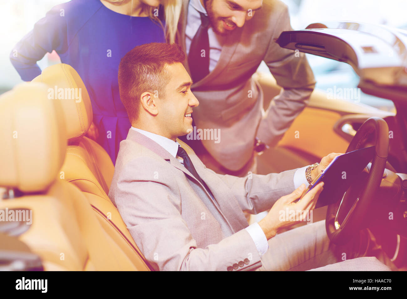 Brautpaar mit Autohändler in Automesse oder salon Stockfotografie - Alamy