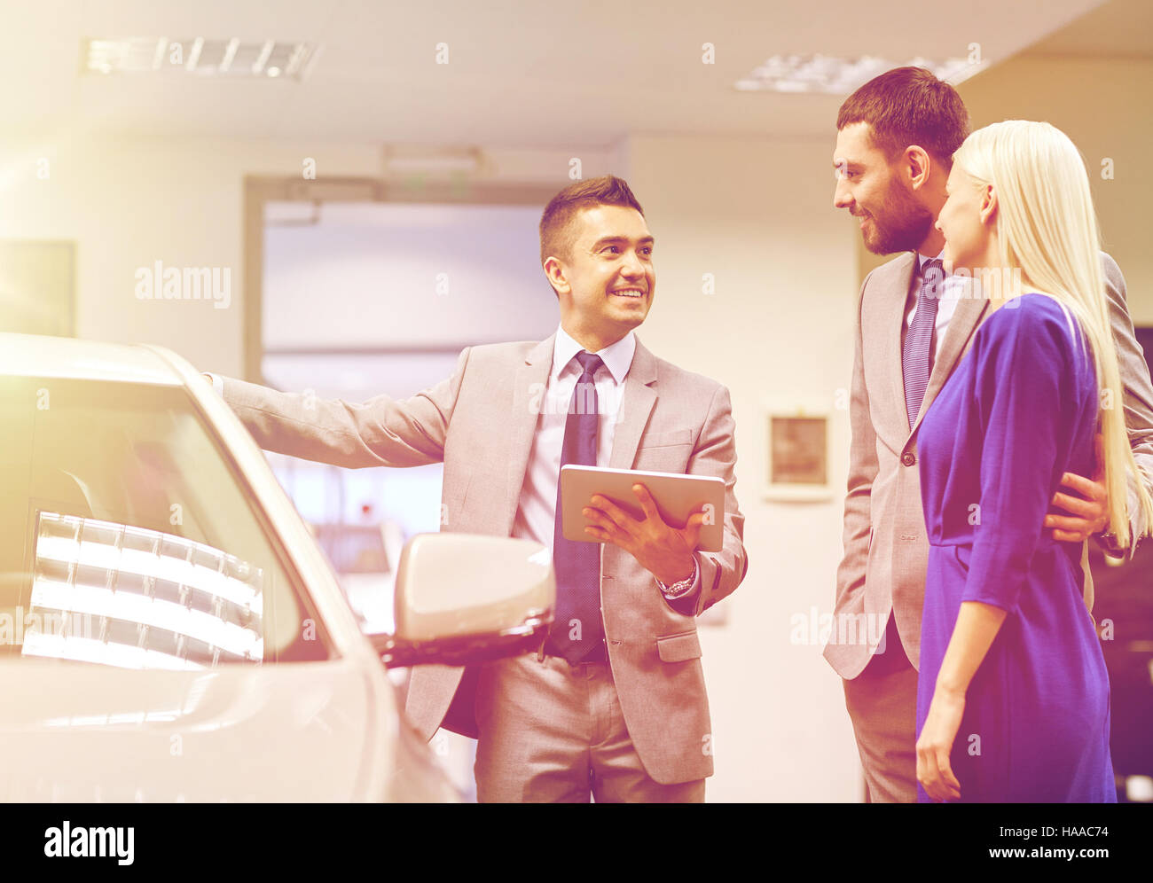 Brautpaar mit Autohändler in Automesse oder salon Stockfotografie - Alamy
