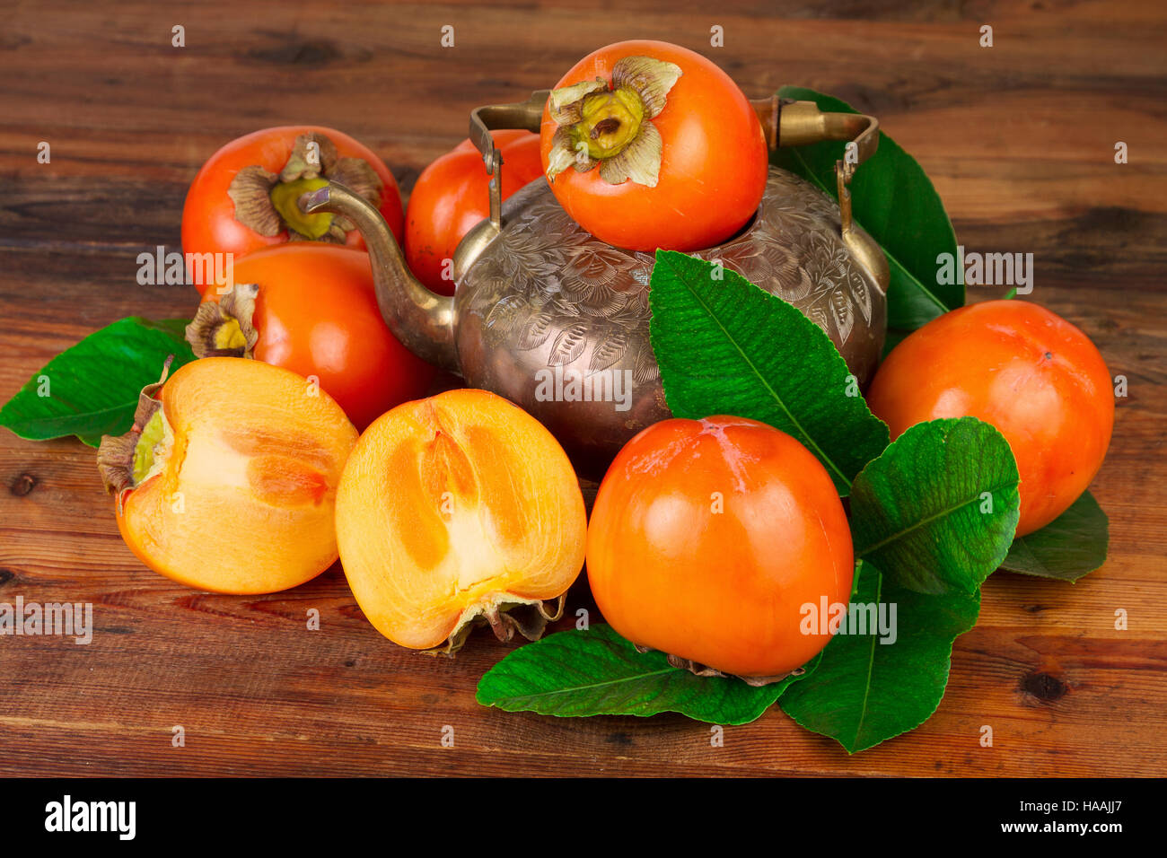 Kaki Kaki Frucht mit Vintage Teekanne. Orientalische Osten persische ...