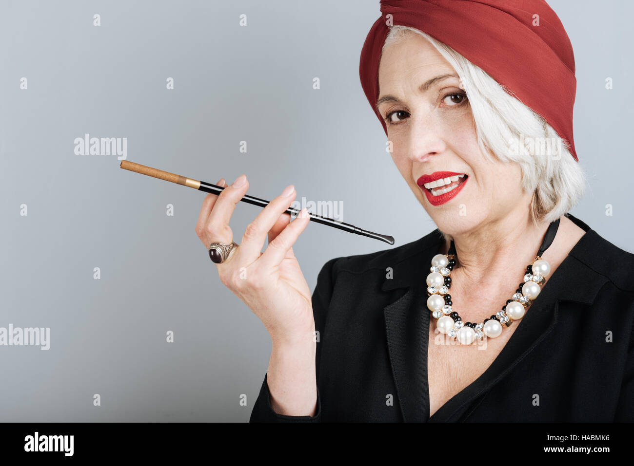 Senior woman smoking cigarette -Fotos und -Bildmaterial in hoher ...