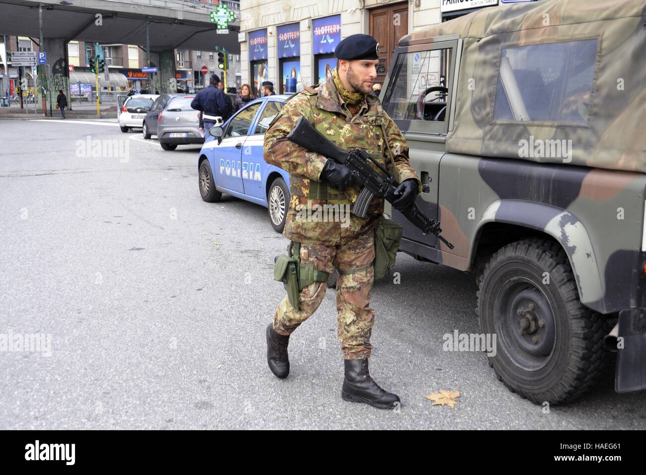 Mailand, gemischt November 2016, Patrouillen von Polizei und Armee für ... Mailand, gemischt November 2016, Patrouillen von Polizei und Armee für ...