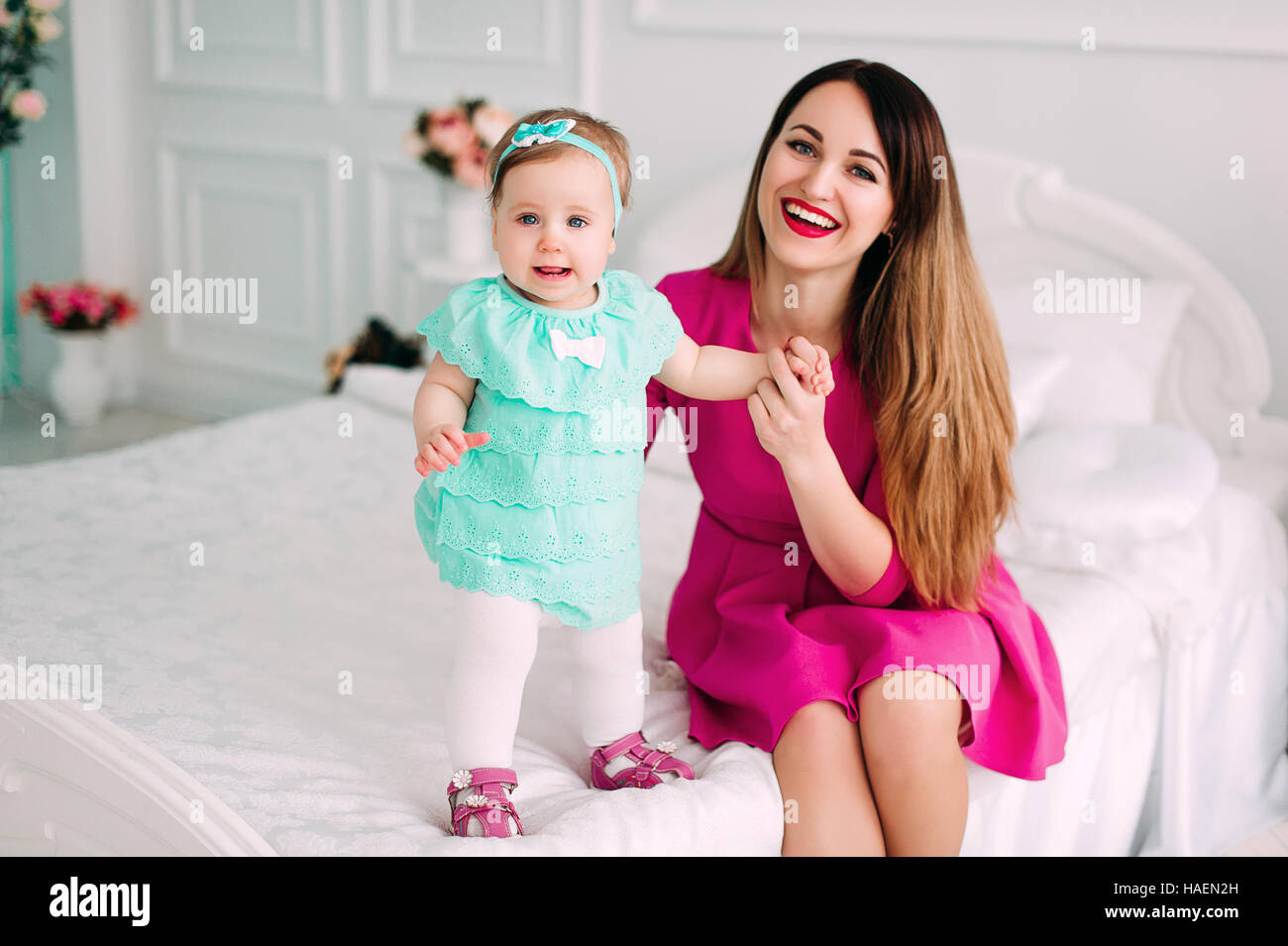 Mutter und Baby Closeup Portrait, glückliche Gesichter, Europäische Familienfoto, entzückende ...