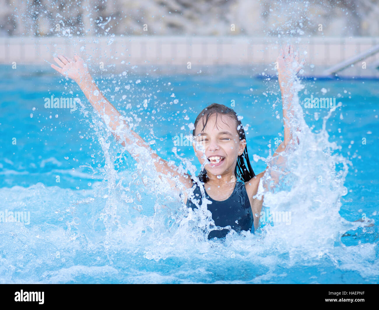Pool sprung -Fotos und -Bildmaterial in hoher Auflösung – Alamy