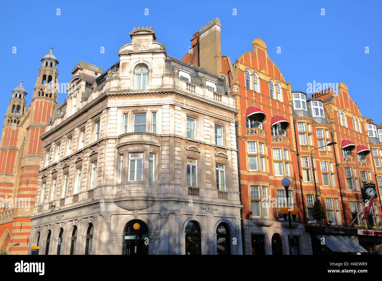 LONDON, UK: Farbenfrohe viktorianische Häuser Fassaden am Sloane Square ...