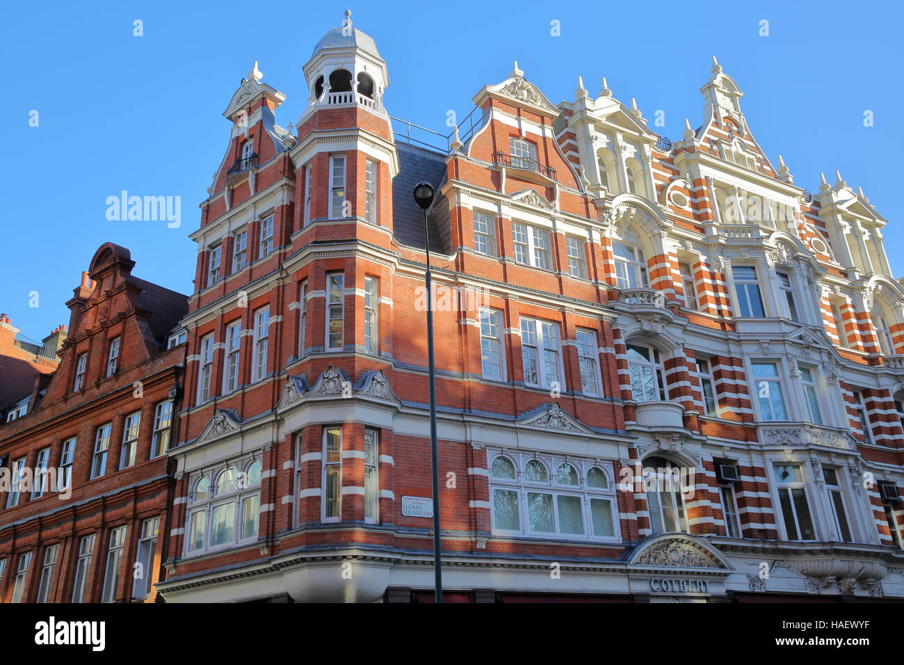 LONDON, UK: Farbenfrohe viktorianische Häuser Fassaden am Sloane Square ...