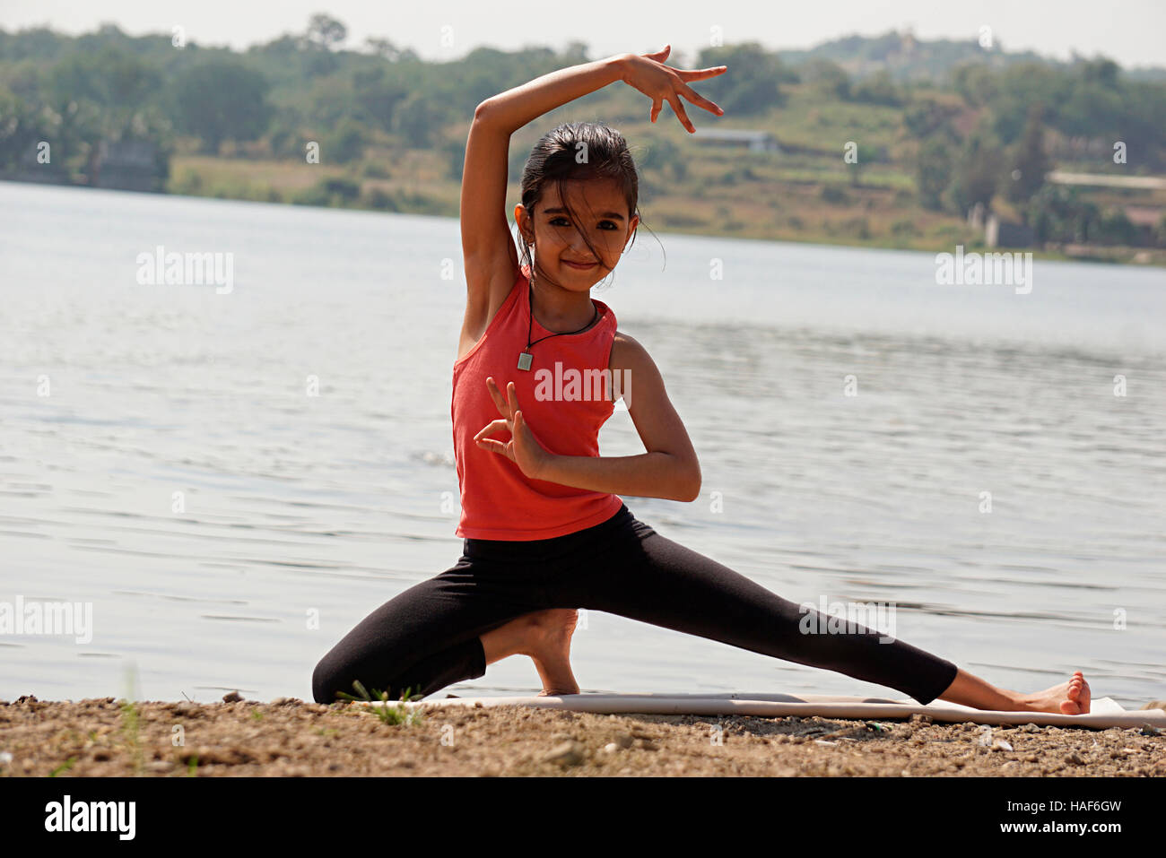 Mädchen in Mati Akhora pose "Jatoni" für die Flexibilität des unteren ...