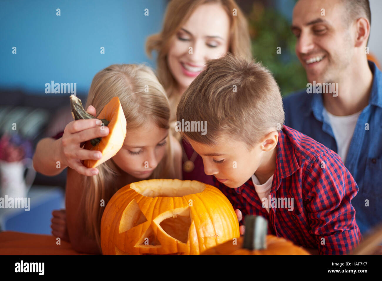 Neugierige kinder -Fotos und -Bildmaterial in hoher Auflösung – Alamy
