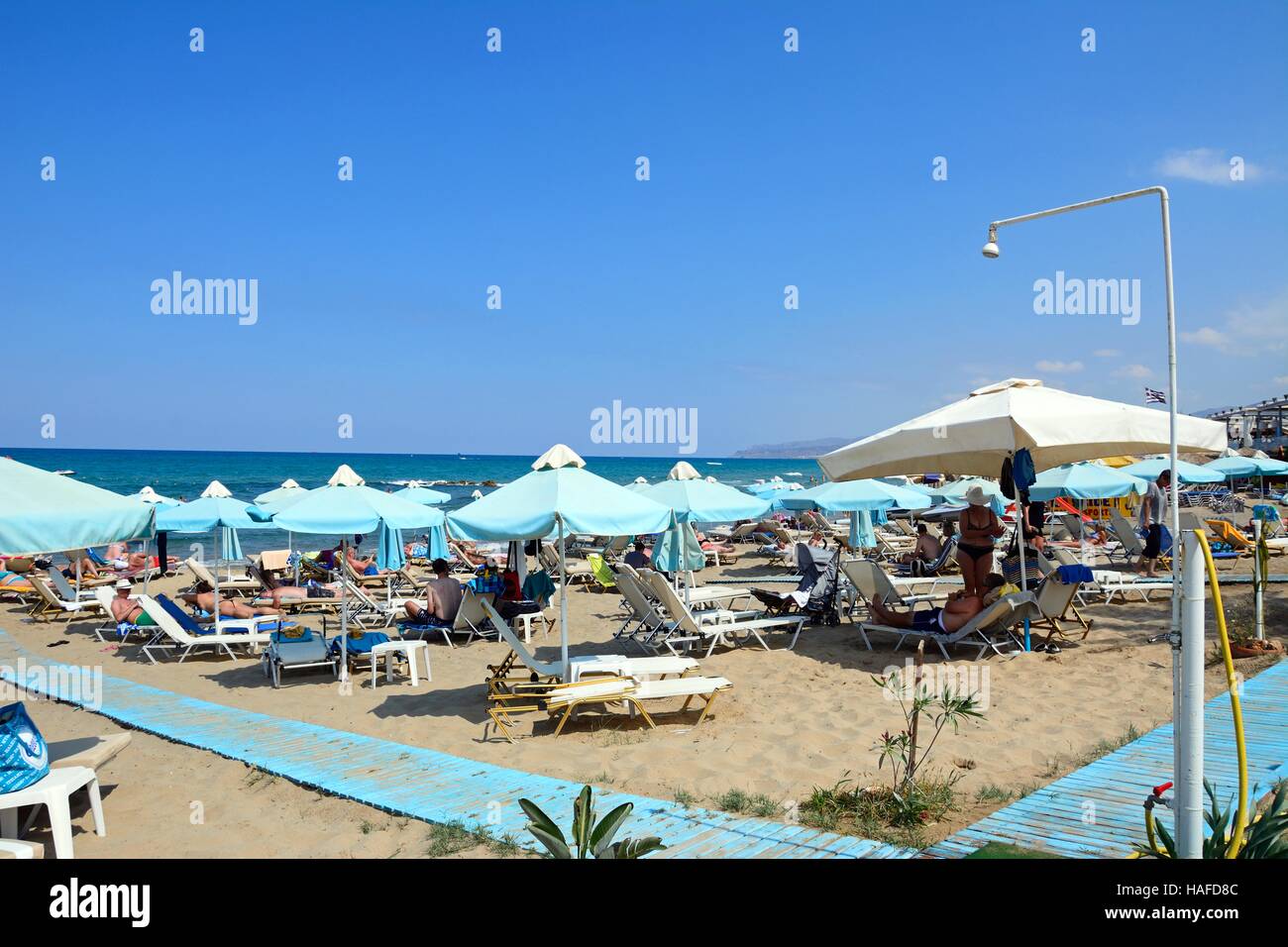 Entspannende Touristen am Strand mit Blick auf das Meer, Stalis, Kreta ...